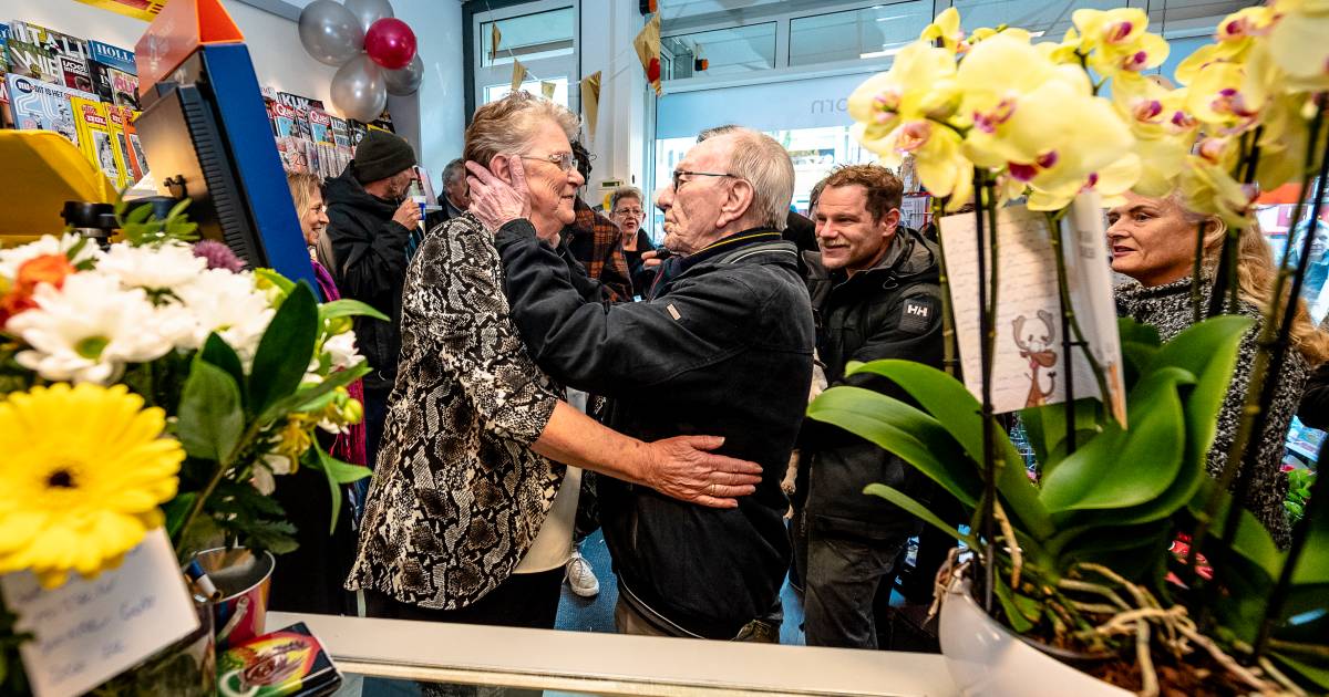 Verrassing! Buurt zwaait geliefde sigarenboer uit die stopt na 13 ...