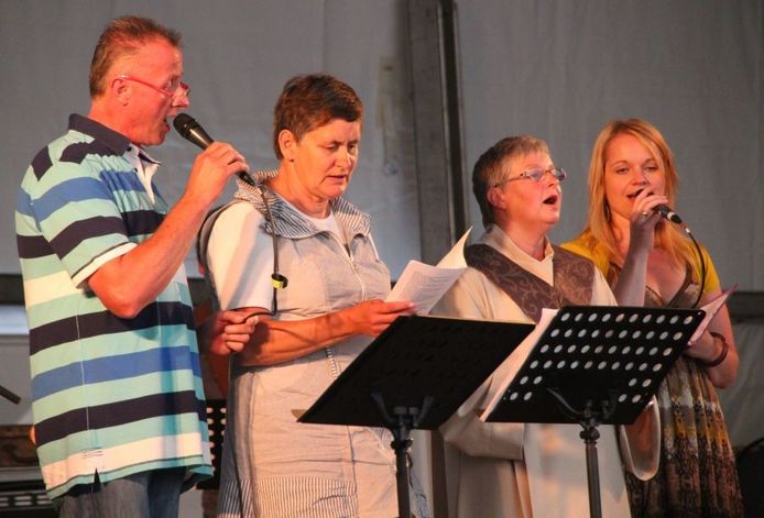 Naar de kerk in de Needse feesttent | Achterhoek | tubantia.nl