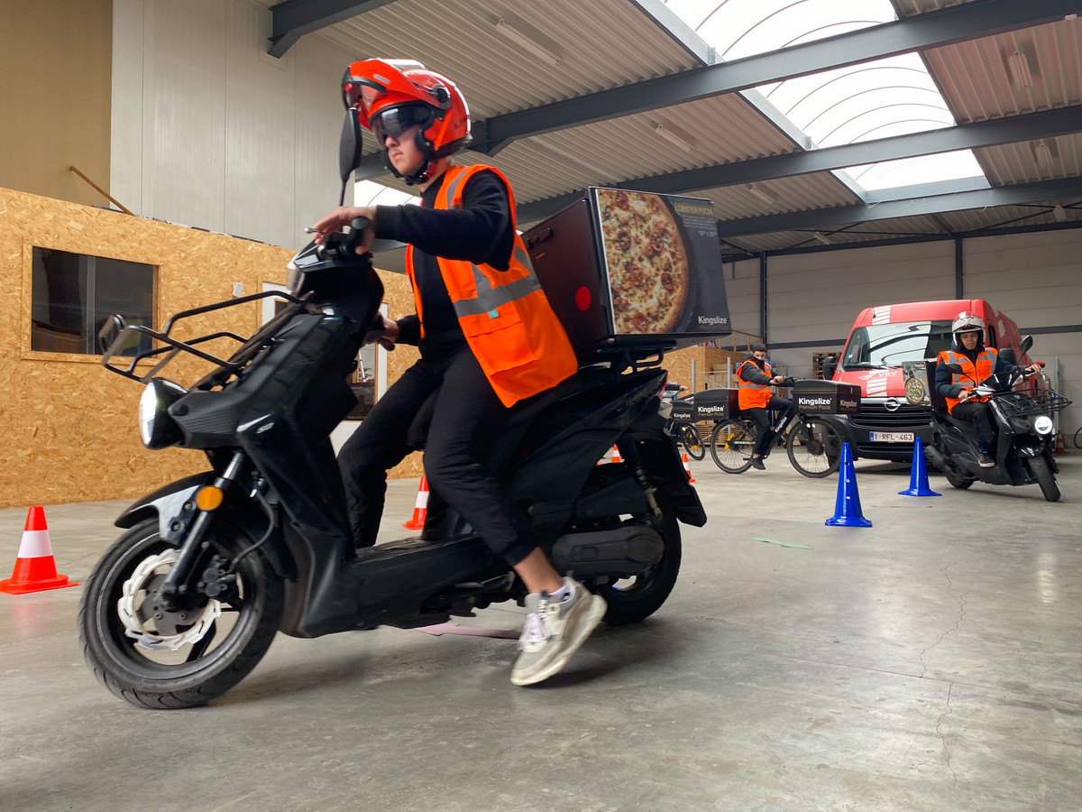 Pizzakoeriers krijgen speciale rij-opleiding: “Veel van onze koeriers ...