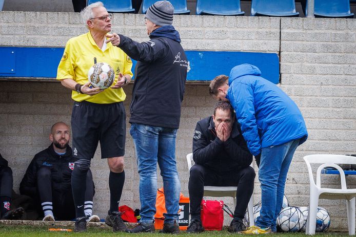 Scheidsrechter speelt hoofdrol in curieuze wedstrijd tussen USV en ...