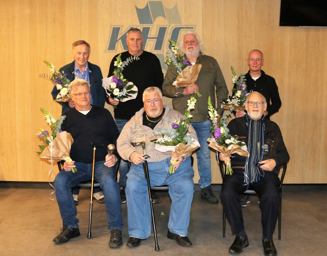 Nieuwe tribune en jubilarissen voor voetbalclub KHC in Kampen | Foto ...