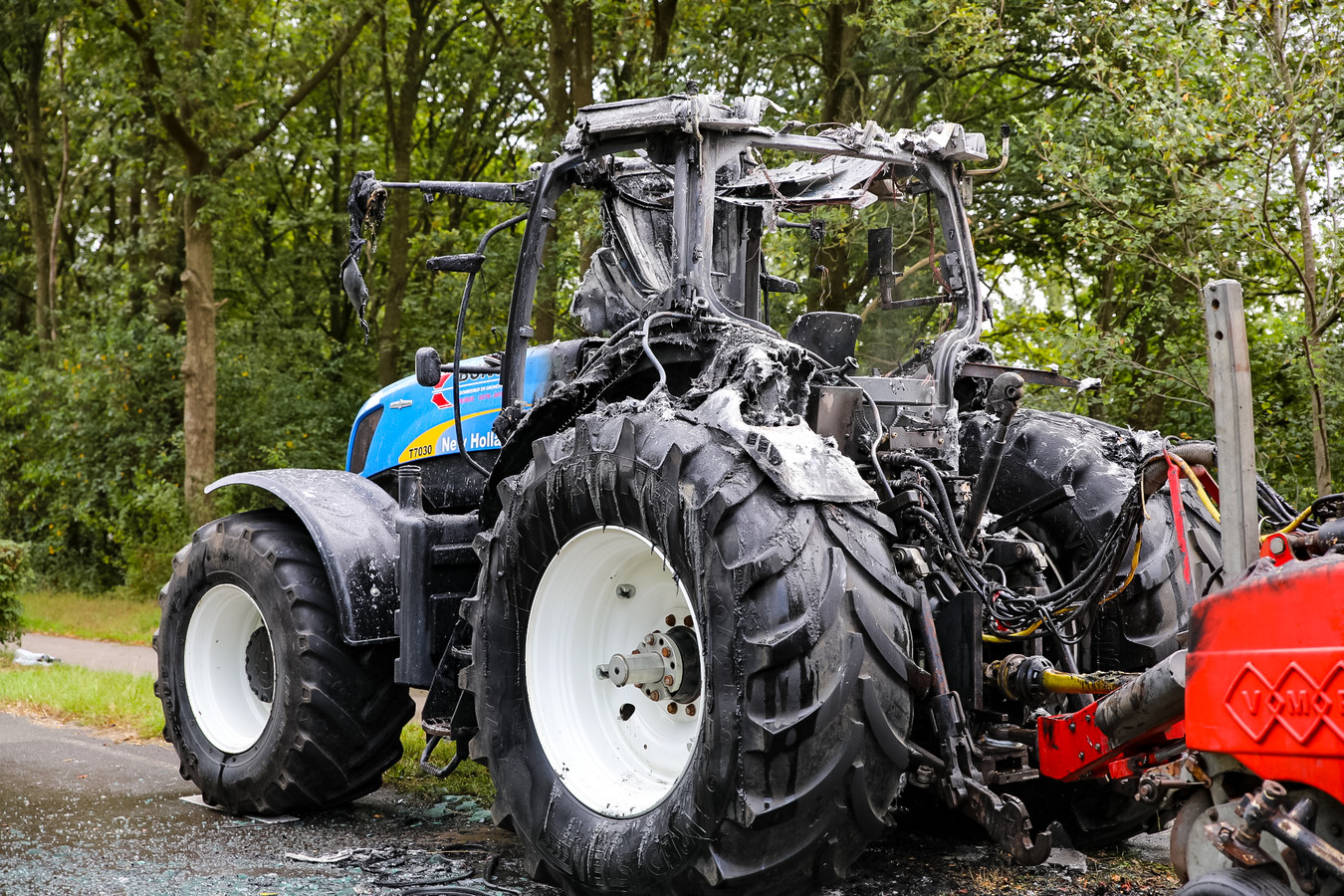 Trekker bijna volledig uitgebrand op de Elburgerweg bij Heerde: viaduct ...