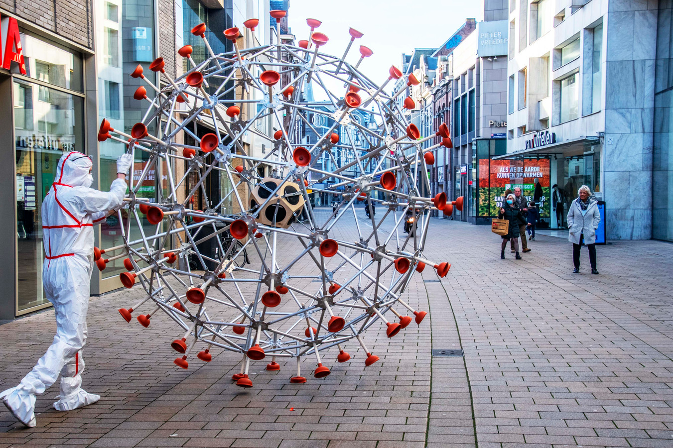 Drie meter hoog virus rolt door verlaten winkelstraat Tilburg: ‘Ik wil ...