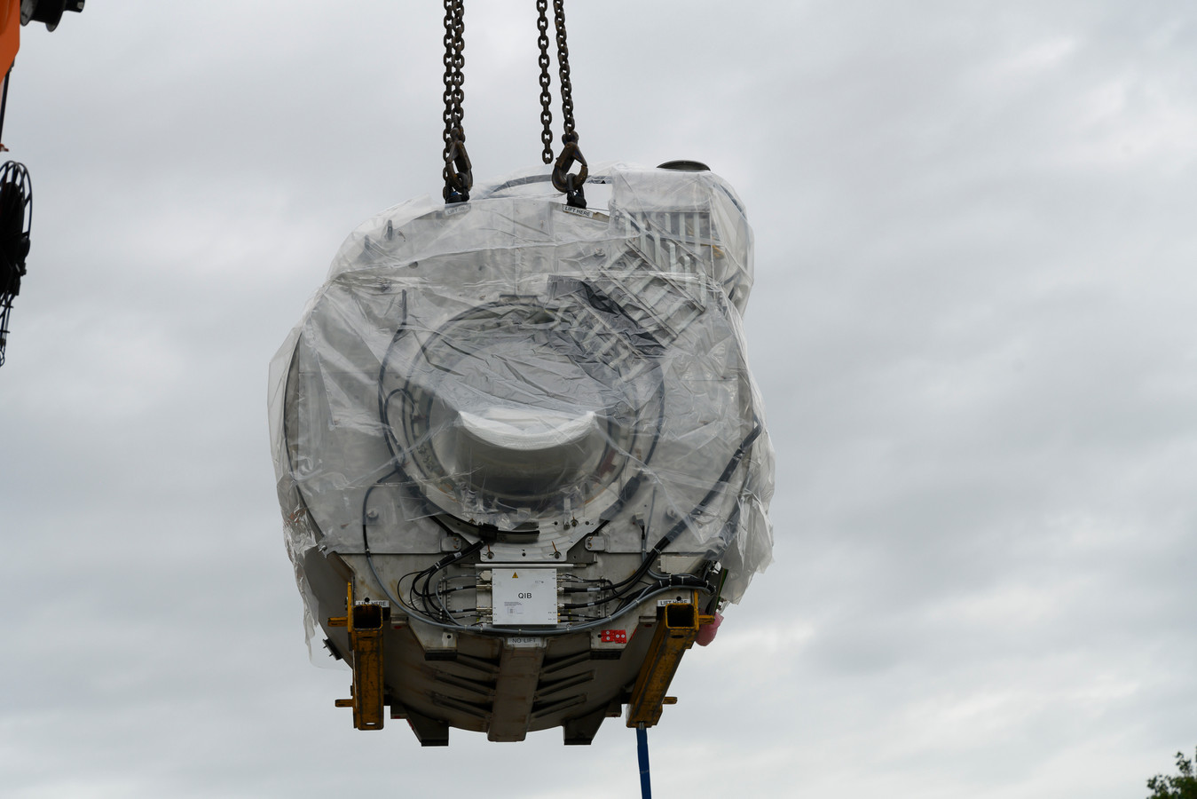 MRI-scanner van 6 ton wordt geleverd door raam van ZNA Cadix | Foto ...