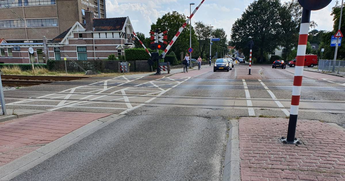 Gemeente en ProRail nemen ‘hobbelige’ spoorwegovergang in Steenwijk ...