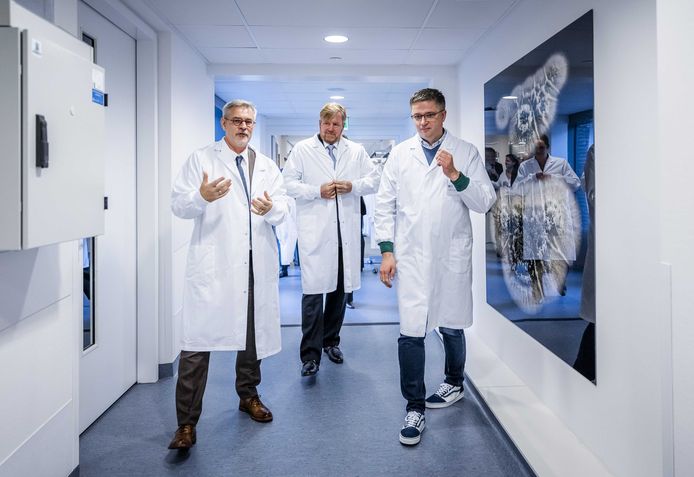 Willem Alexander in labjas: koning op werkbezoek bij schimmelinstituut ...