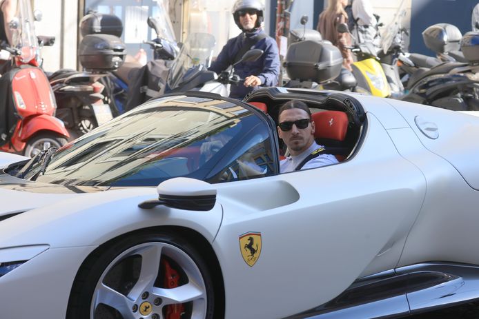 Zlatan Ibrahimovic legt 2,3 miljoen euro neer voor nieuwe Ferrari ...