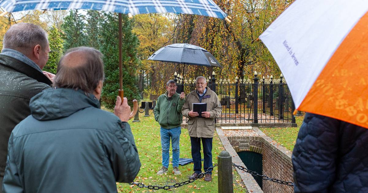 Jan (88) trots en blij met herstel van het meest historische graf in ...