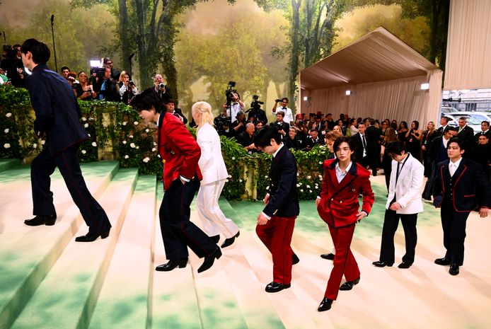 Stray Kids devient le premier groupe de K-pop à participer au Met Gala, des photographes ...