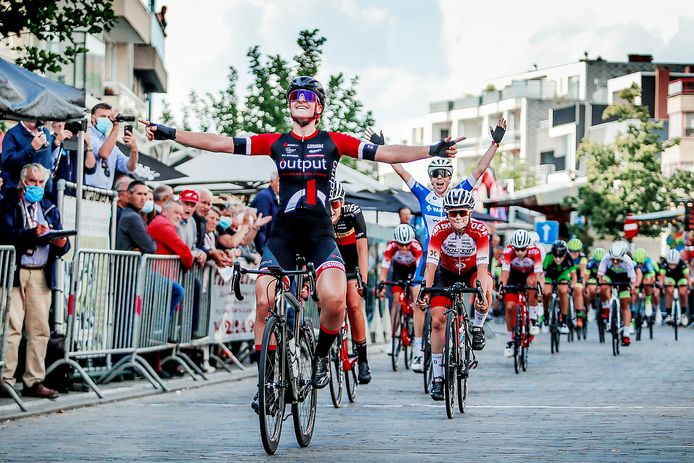 Hélène Hesters tuk op Oost-Vlaamse titel: “Heb me na tegenvallend BK ... Hélène Hesters tuk op Oost-Vlaamse titel: “Heb me na tegenvallend BK ...