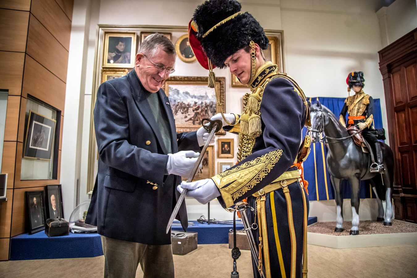 Gestolen erezwaard terug bij Gele Rijders | Foto | AD.nl