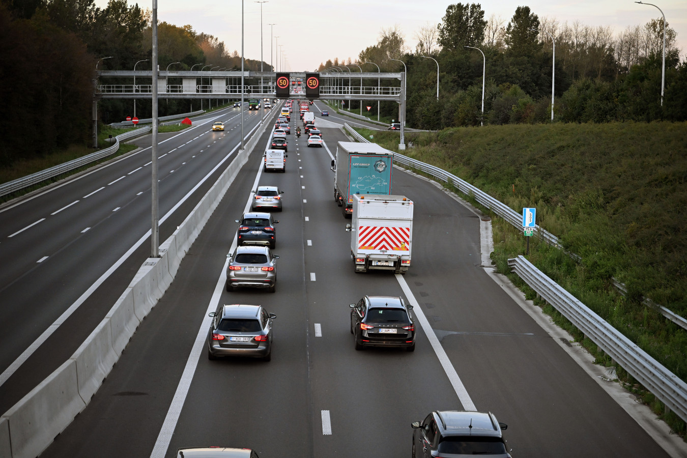 Drie kwartier file op E314 richting Brussel vanaf de grens met ... Drie kwartier file op E314 richting Brussel vanaf de grens met ...