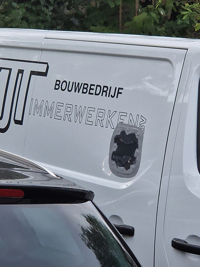 Werkbusjes in Oisterwijk doelwit van brutale dieven, knippen een stuk ...