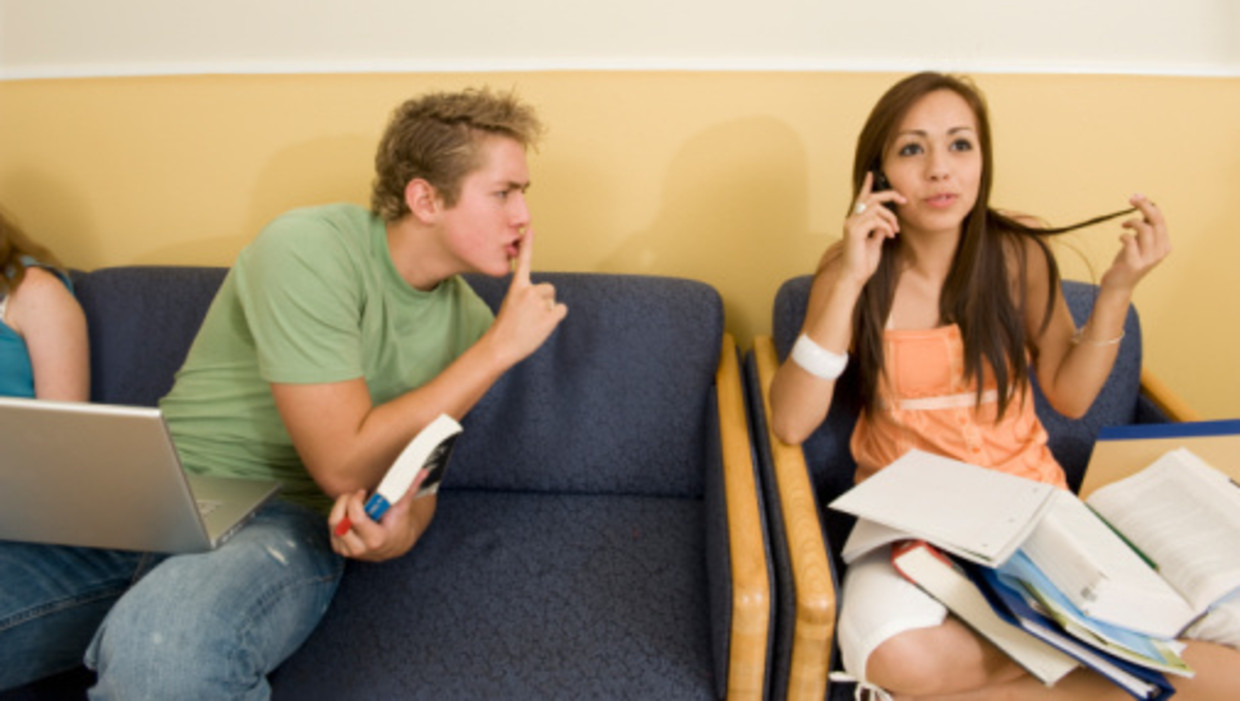 Gedaan met luide telefoontjes: nieuwe gsm kan liplezen | De Morgen