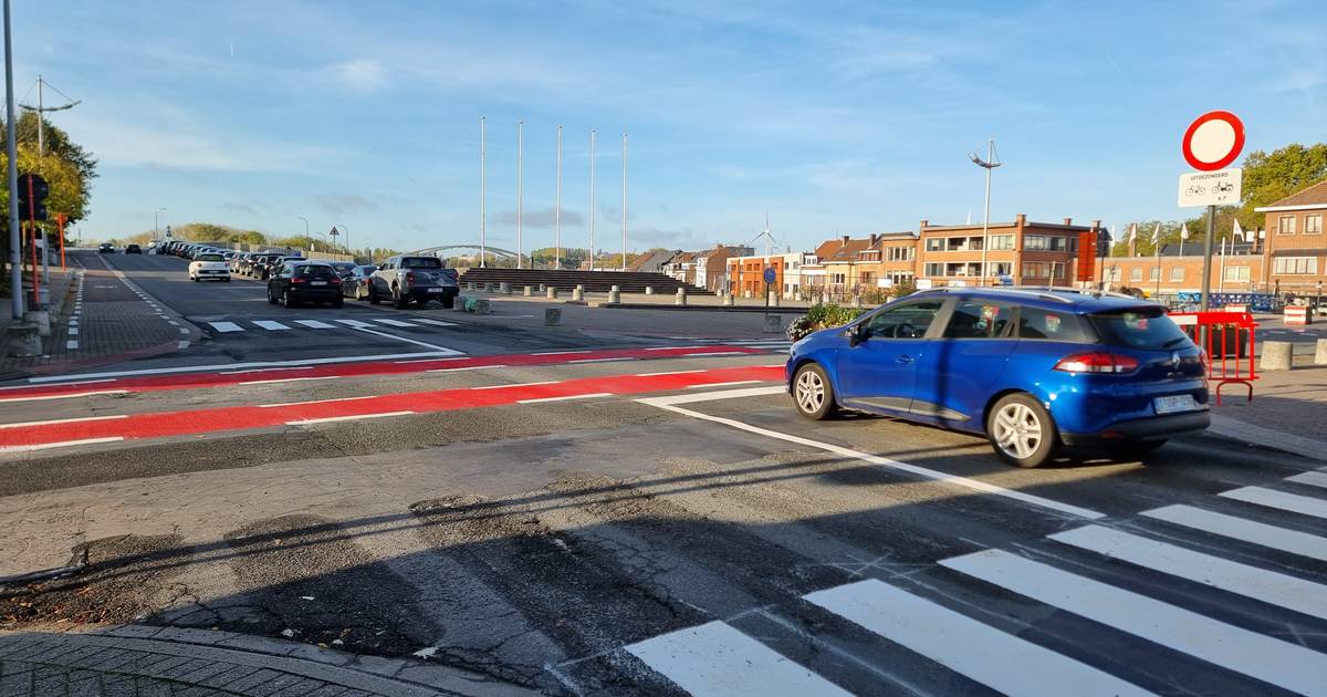 Nieuwe wegmarkeringen aan kruispunt Bospoortbrug aangebracht | Halle | hln.be