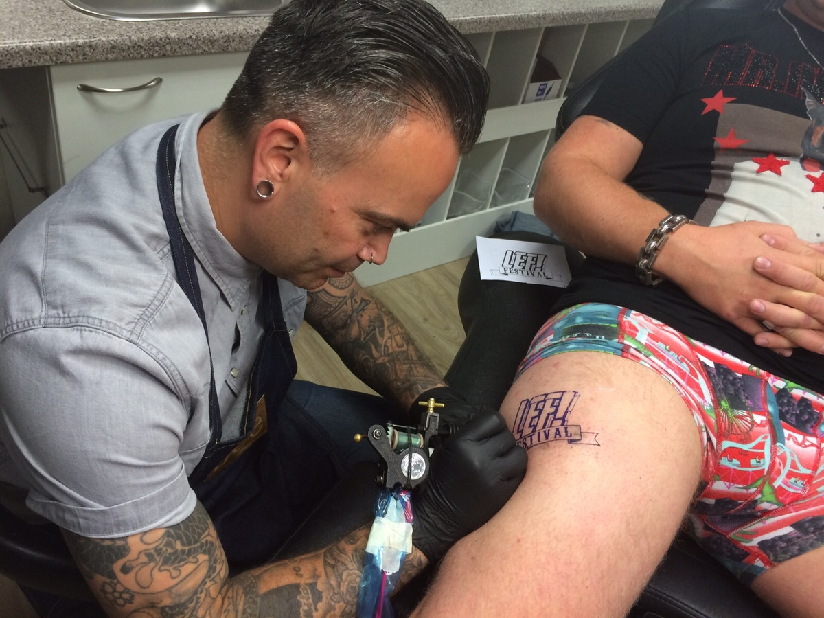 Lefgozer: Oss' festival LEF! vereeuwigd op bovenbeen | Foto | bd.nl