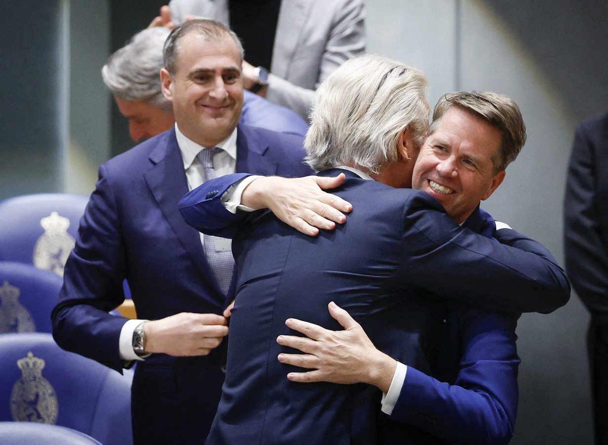 Kamer kiest Martin Bosma als voorzitter, PVV-veteraan krijgt knuffel ... Kamer kiest Martin Bosma als voorzitter, PVV-veteraan krijgt knuffel ...