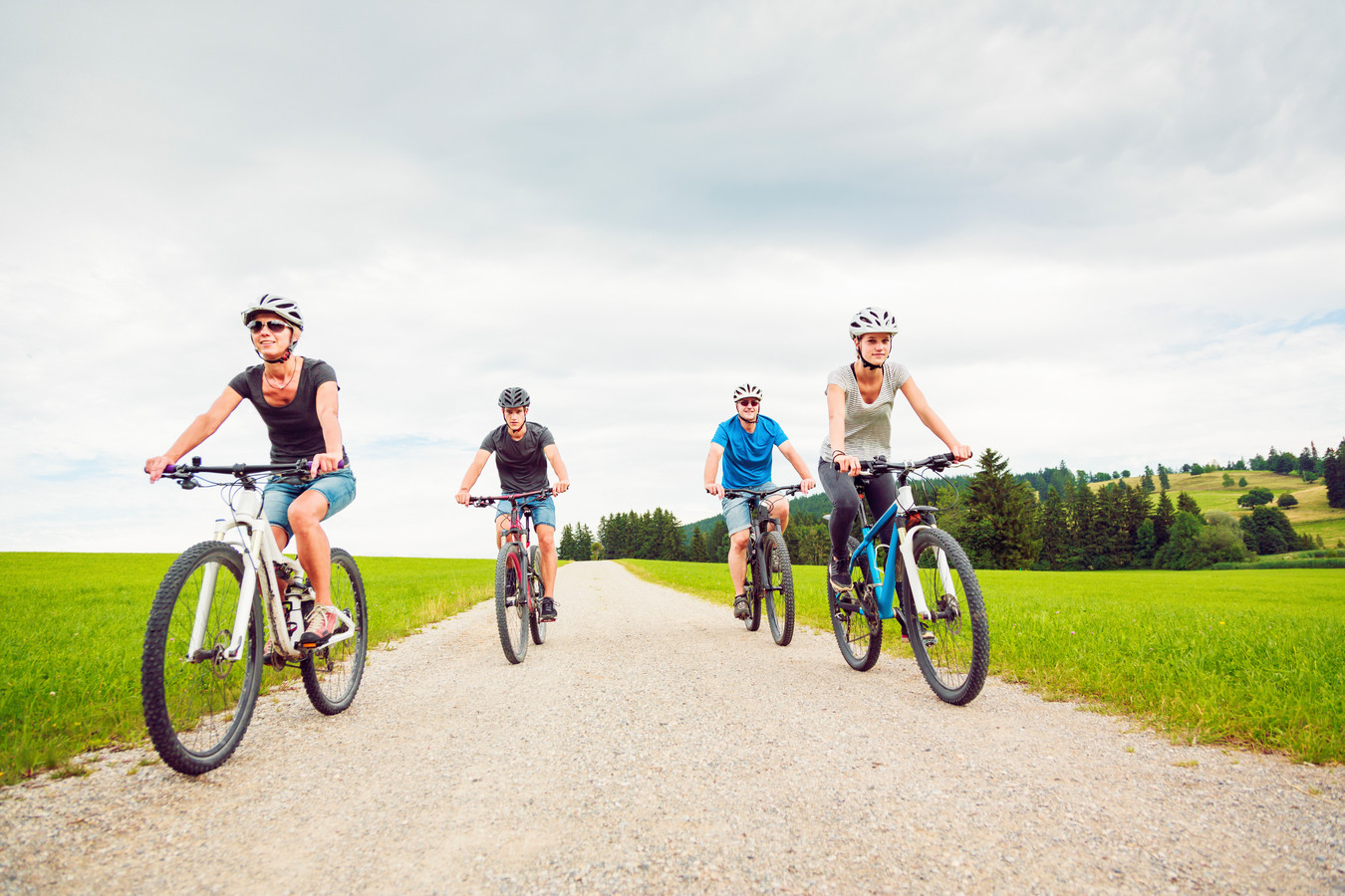 Een ‘gewone’ fietshelm vangt een klap van 20 kilometer per uur op: zo ...