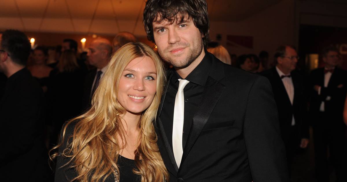 Vrouw Simon Keizer deelt prachtige foto van babybuikje | Show | AD.nl