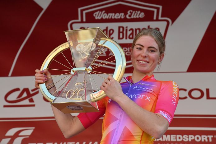 Demi Vollering krijgt gunfactor in Strade Bianche na ‘relletje’ met ...