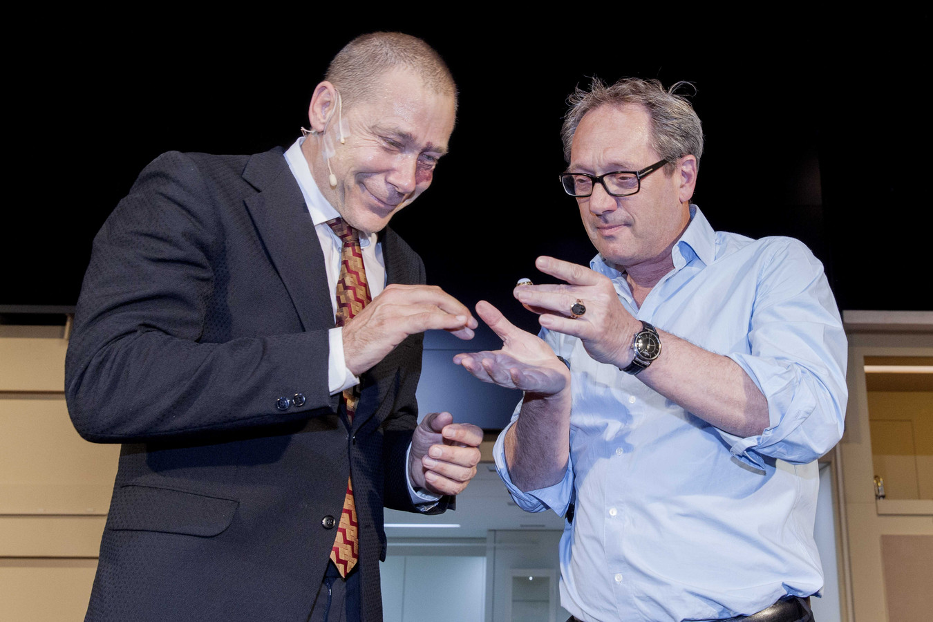 Hans Kesting krijgt Van Dalsumring voor toneelprestaties | Foto | AD.nl