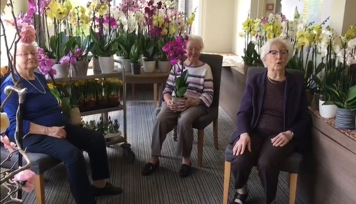 Hart onder de riem: bewoners Ter Engelen in de wolken met bloemen van ...