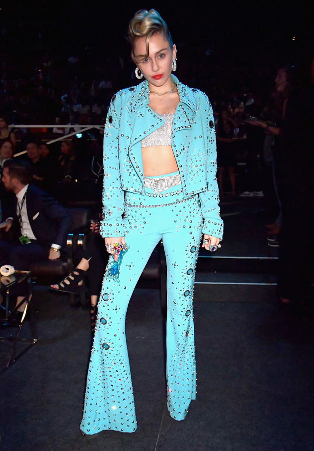 Miley Cyrus ruilde stoeipakjes van latex in voor elegante looks met een ...