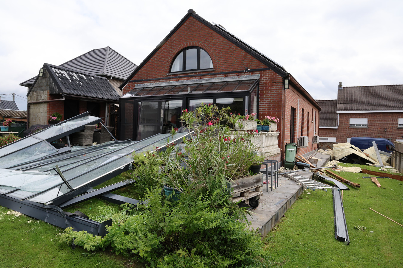 Johan ziet hoe veranda als kaartenhuisje in elkaar valt door storm: “De ...