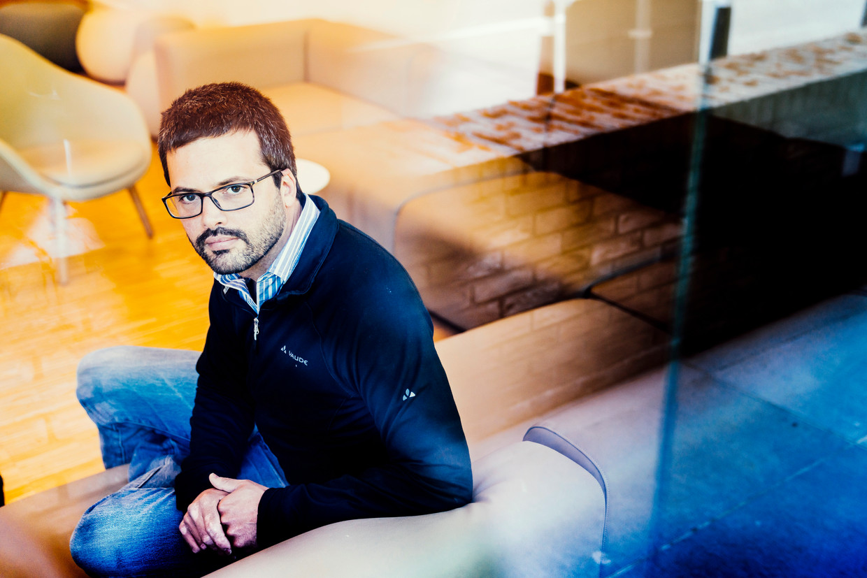 Viroloog Emmanuel André: ‘Kudde-immuniteit waar we ooit op hoopten is ...