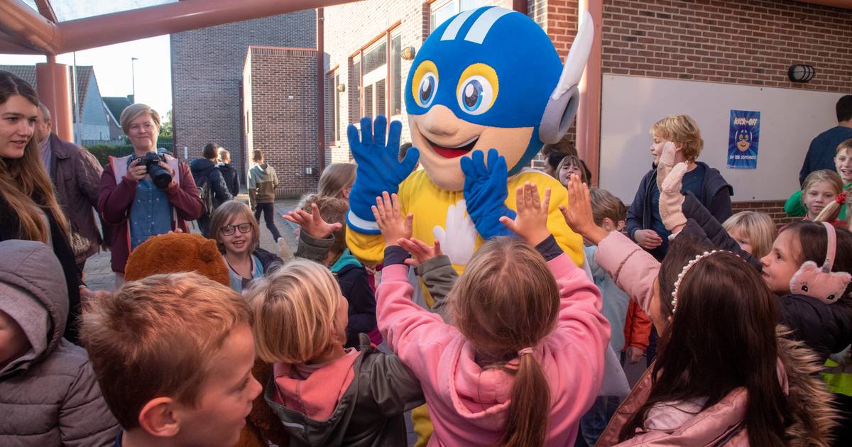 Superheld High-Five beloont Wichelse kinderen die te voet of met de ...