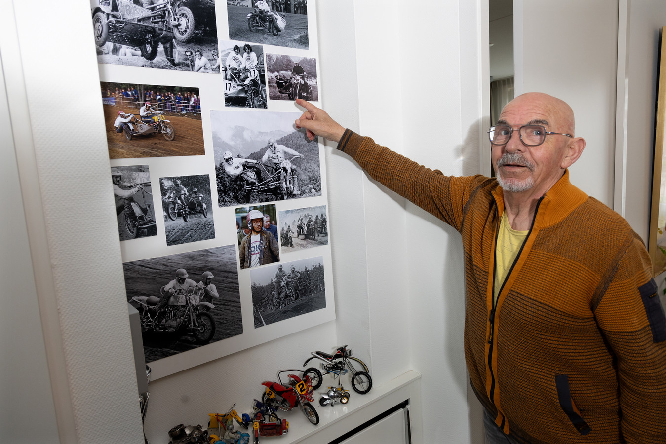 Wereldkampioen in de zijspan met vlag en klompen; Achterhoekse ...