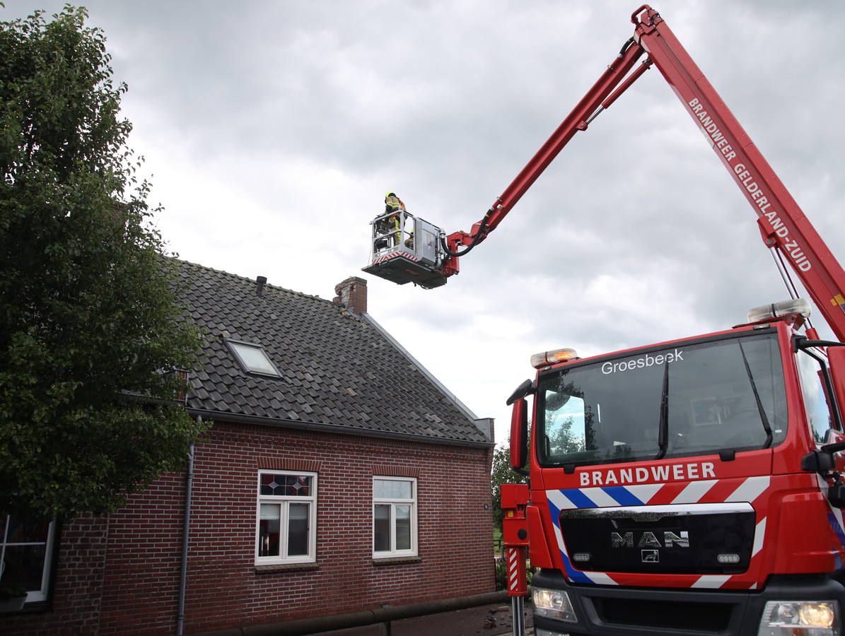 Brokstukken van schoorsteen vliegen door de lucht na inslag bliksem | Foto | gelderlander.nl