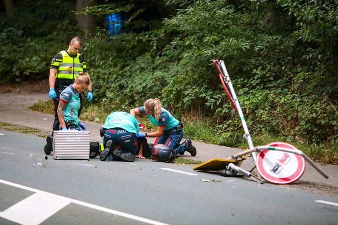 Motorrijder klapt vol op twee verkeersborden in Apeldoorn en raakt ...