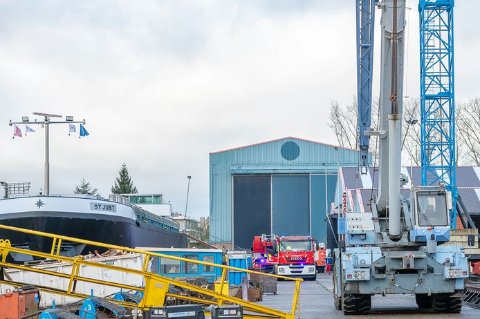 Brand op binnenschip bij Scheldewerf Rupelmonde | Kruibeke | hln.be