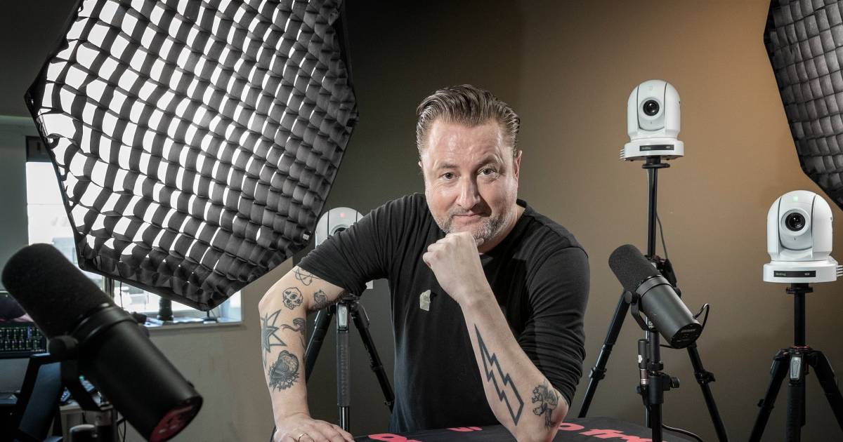 Dennis Weening pakte draad op na beëindiging tv-contract: ‘Leven kent rare sprongen’ | Show | AD.nl