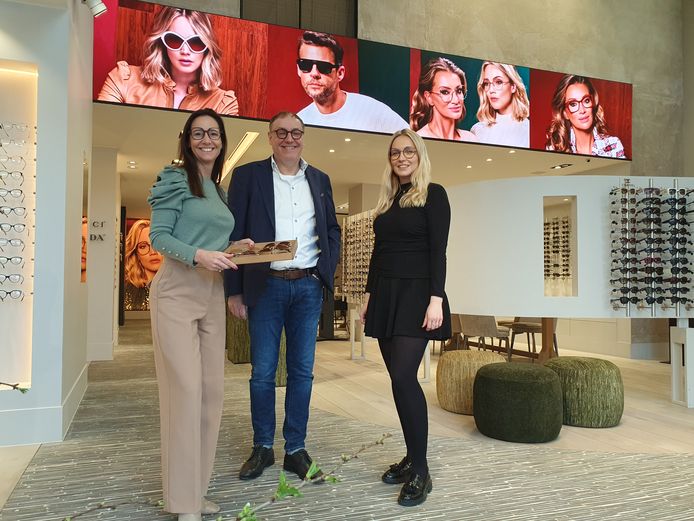 Optiek Van Renterghem bestaat 35 jaar: ledmuur van zes meter breed is ...