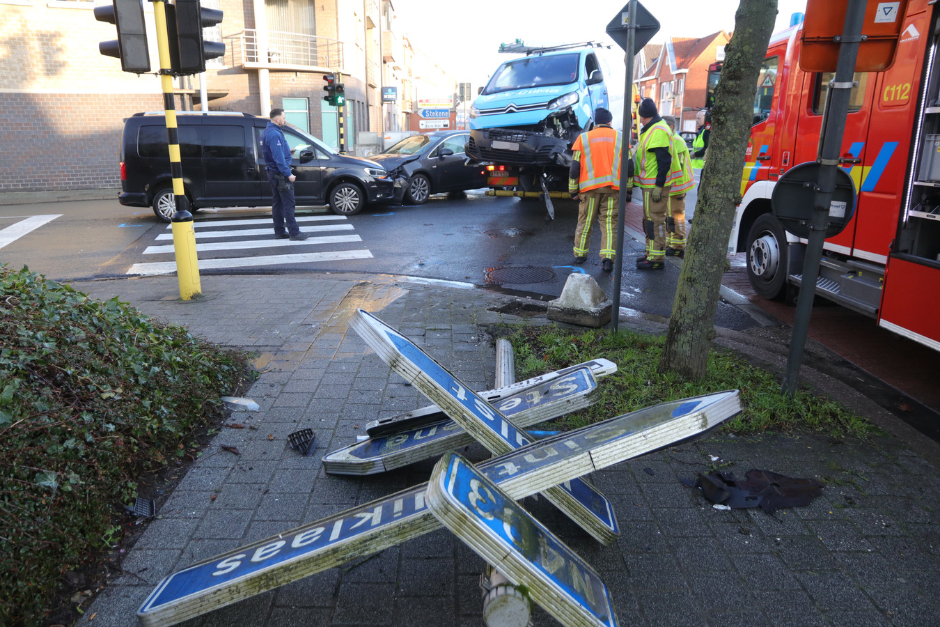 Roodrijder veroorzaakt botsing op kruispunt Kemzekedorp | Foto | hln.be
