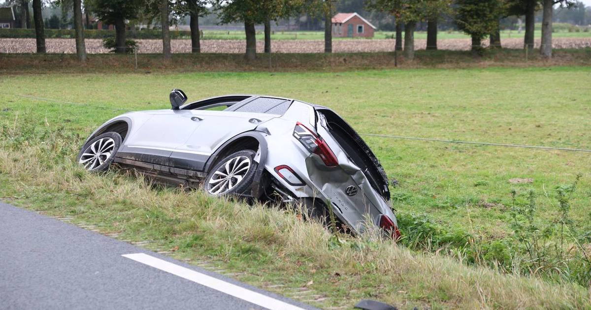 Gewonde bij ongeluk in Geesteren waarbij auto na klap in sloot terecht ...