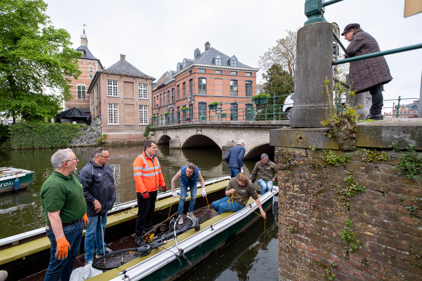 IN BEELD. Burgemeester en schepenen ruimen samen met de Bootvissers de ...