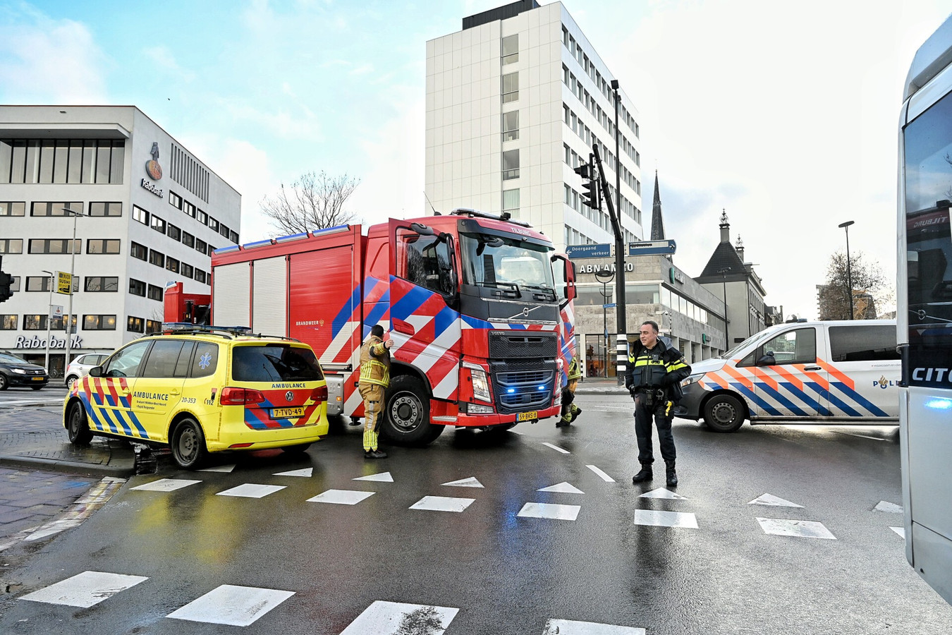Stadsbus botst tegen pilaar van kunstwerk De Duikplank in Tilburg ...