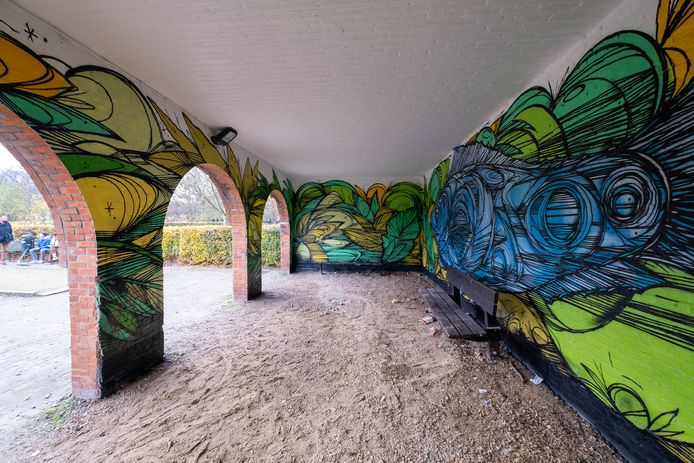 Straatartiest Dzia neemt prieeltje in park onder handen: “Hopelijk ...