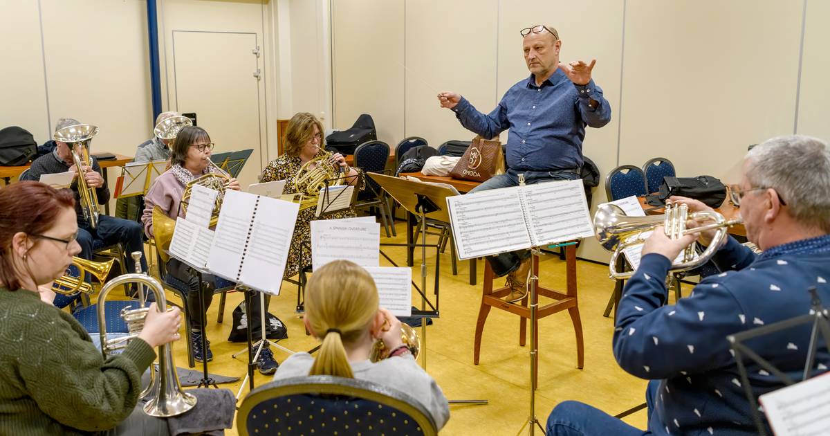Kees Treffers en ‘zijn’ fanfare vermaken publiek op toneelavond Juliana ...