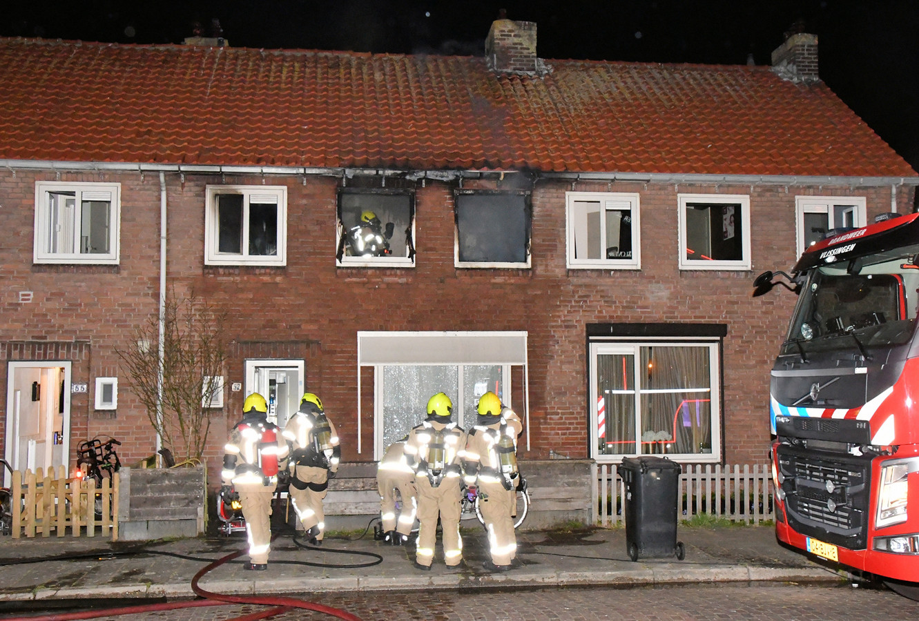 Gezin met 4 jonge kinderen raakt huis en spullen kwijt na brand in ...