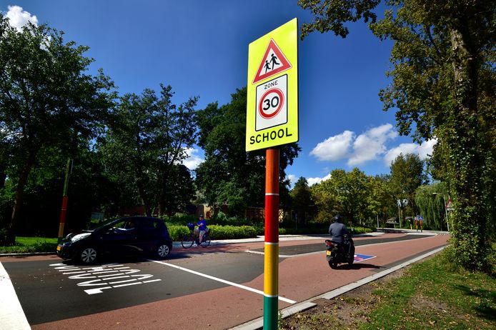 Schoolzones moeten veiligheid bieden, maar fietsers vinden het er gevaarlijk: Gouda neemt ...