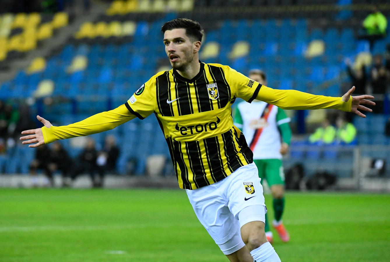 Bazoer op de bank bij Vitesse tegen AS Roma; Grbic met Openda in de ...