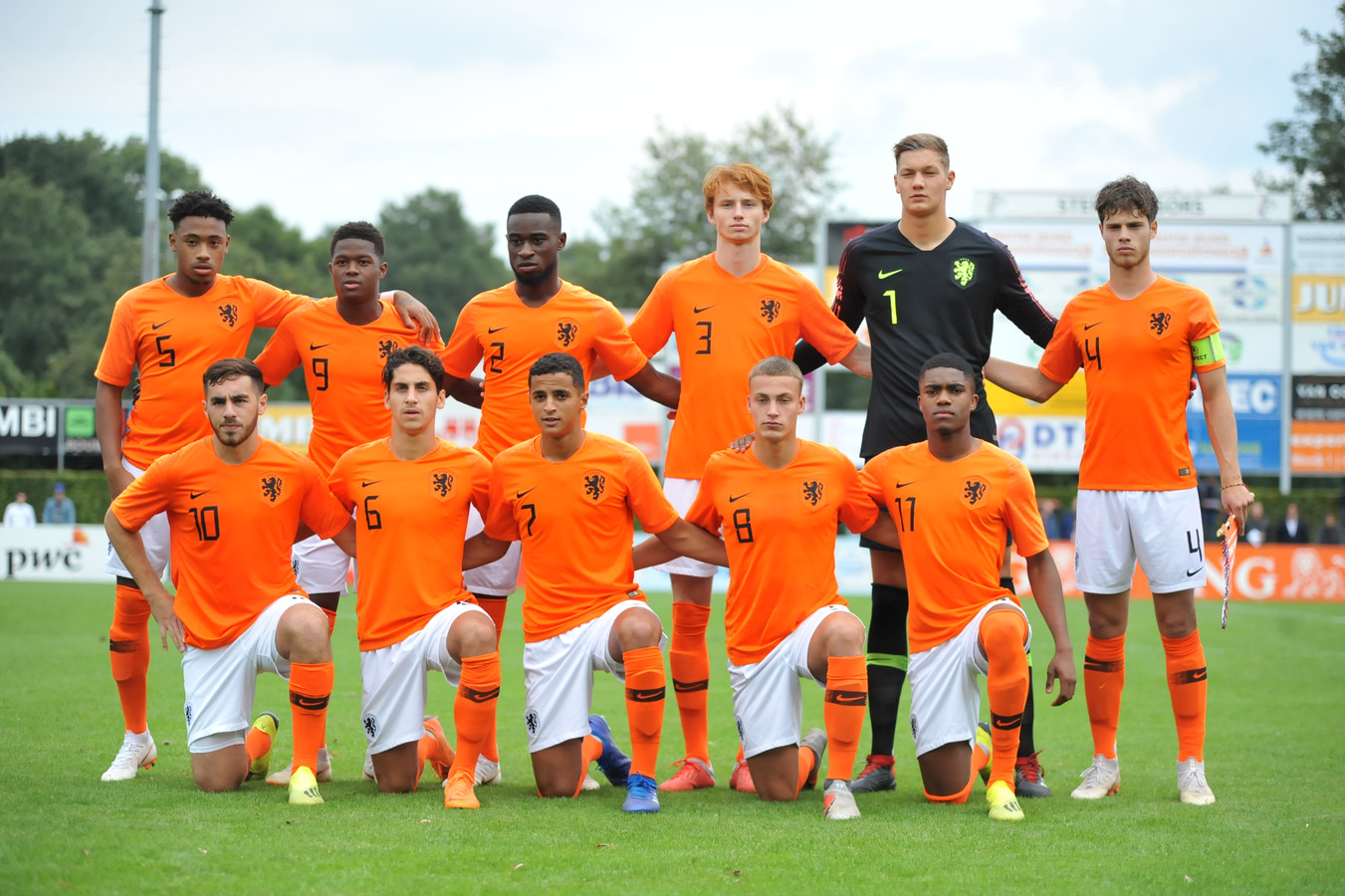 Van den Berg debuteert met grote zege bij Oranje O19 | Foto | destentor.nl