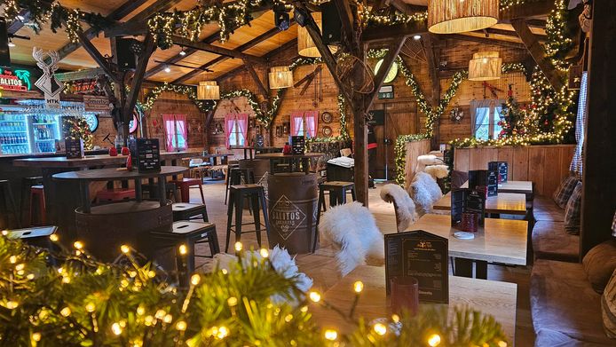 Pop-up Winterbar Moose opent voor de 8ste keer op Vredesplein: “Met nieuwe chalet gaan we ...