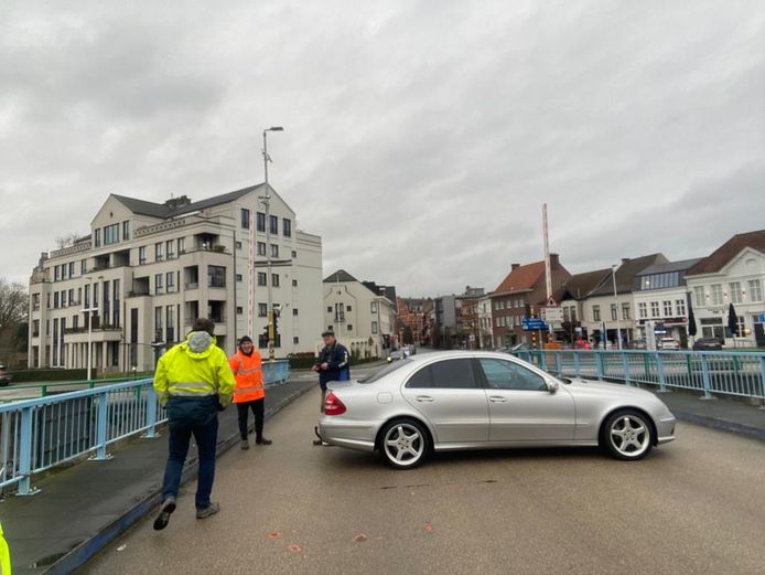 Schippers bezetten Scheldebrug uit ongenoegen over staking ...