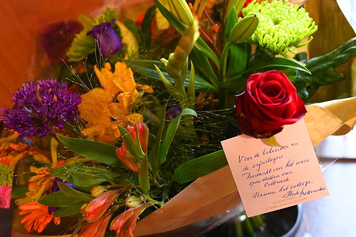 Bloemen, taart en excuses als ‘mooi begin van oplossing conflict ...