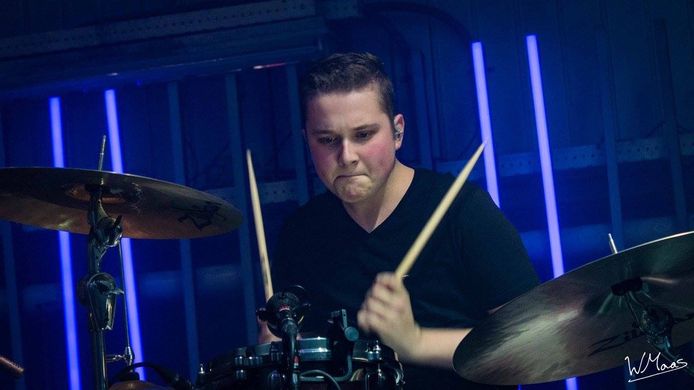 Drummers herdenken overleden talent Rick Jonckheere (18) in Bergen op ...